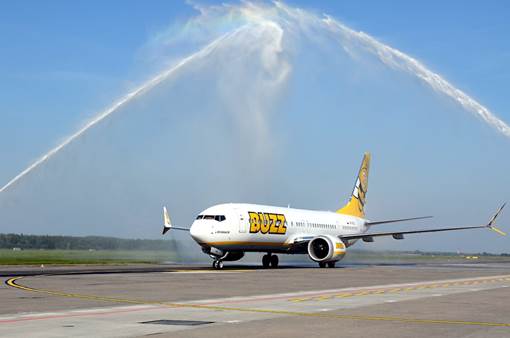 Buzz: nowy Boeing 737-8200 "GAMECHANGER" wylądował w Polsce | Mleczne ...